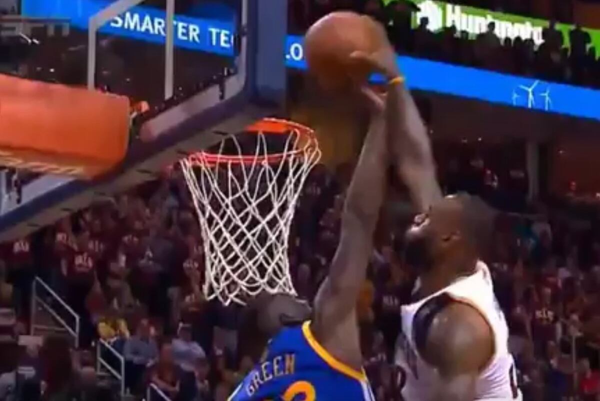 Draymond Green Blocks LeBron James' Poster Dunk Attempt at the Rim ...