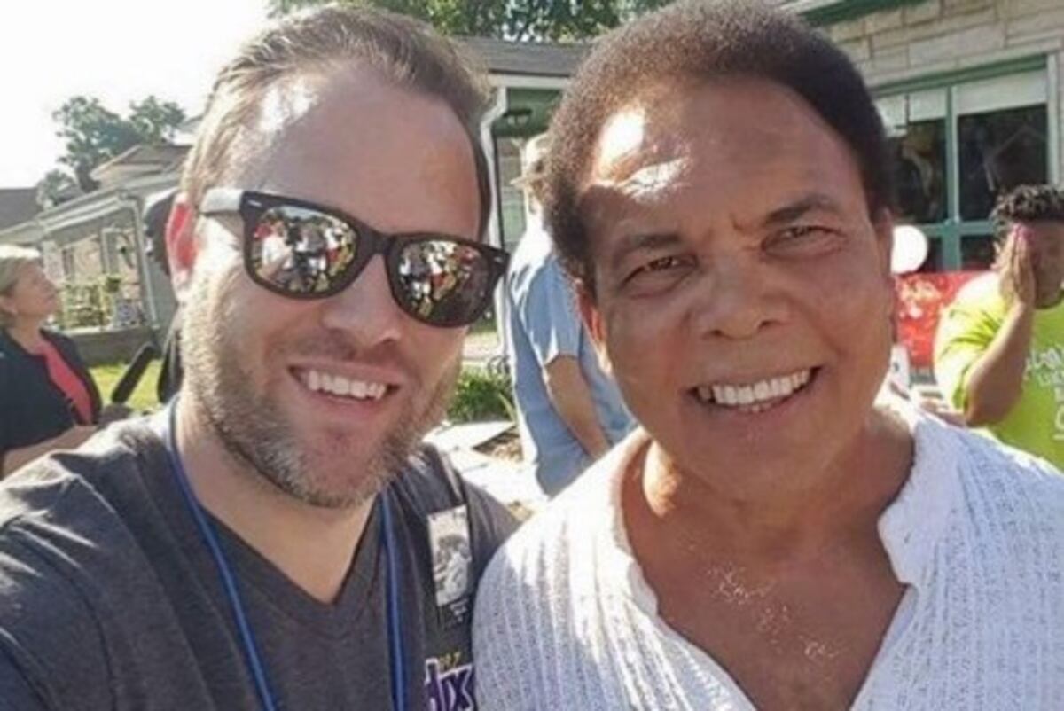 Muhammad Ali Look-Alike Pays Respects at the Legendary Boxer's Funeral ...