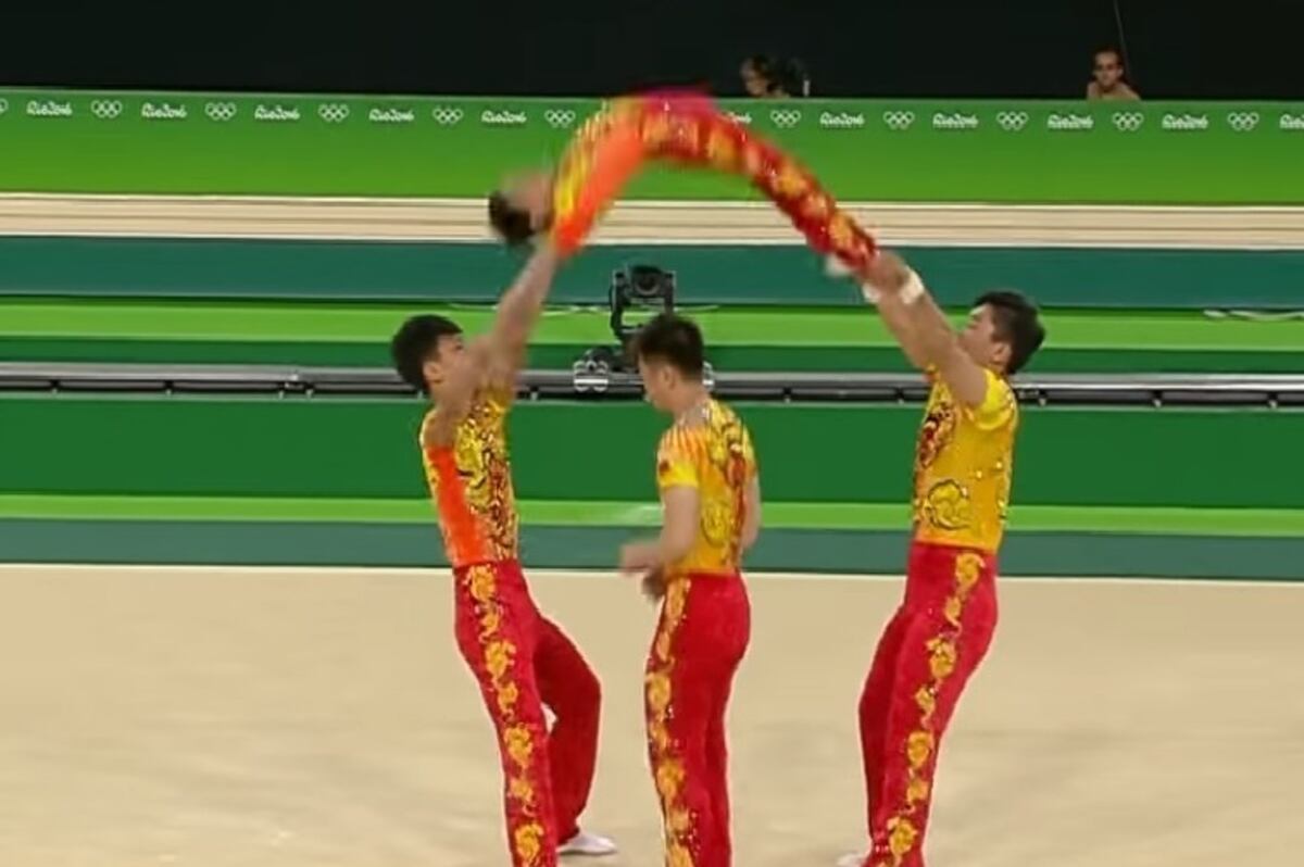 Chinese Acrobats Use Teammate as a Jump Rope in Olympic Routine | News ...
