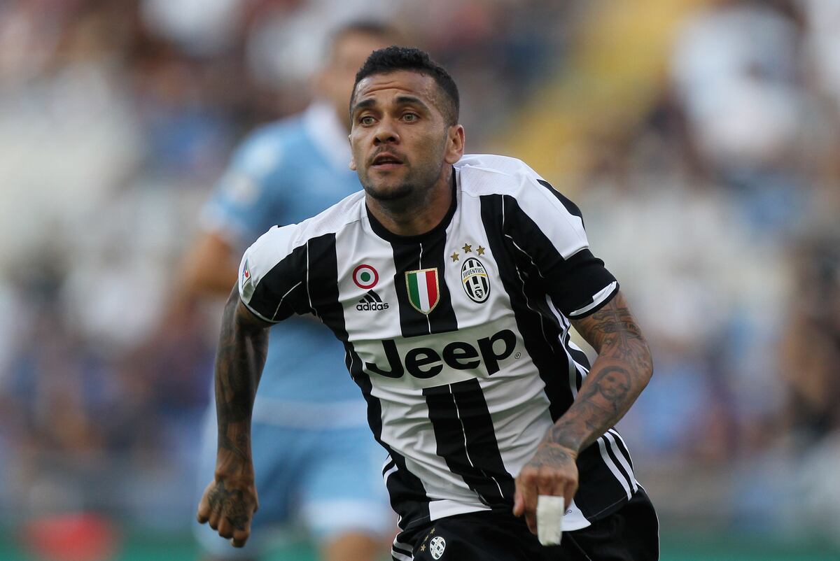 Dani Alves Injury: Juventus Defender Fractures Leg vs. Genoa | News ...