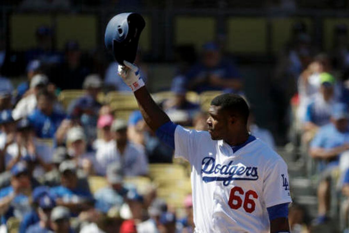Dodgers Tip Their Cap to Vin Scully in Announcer's Last Game at Dodger ...