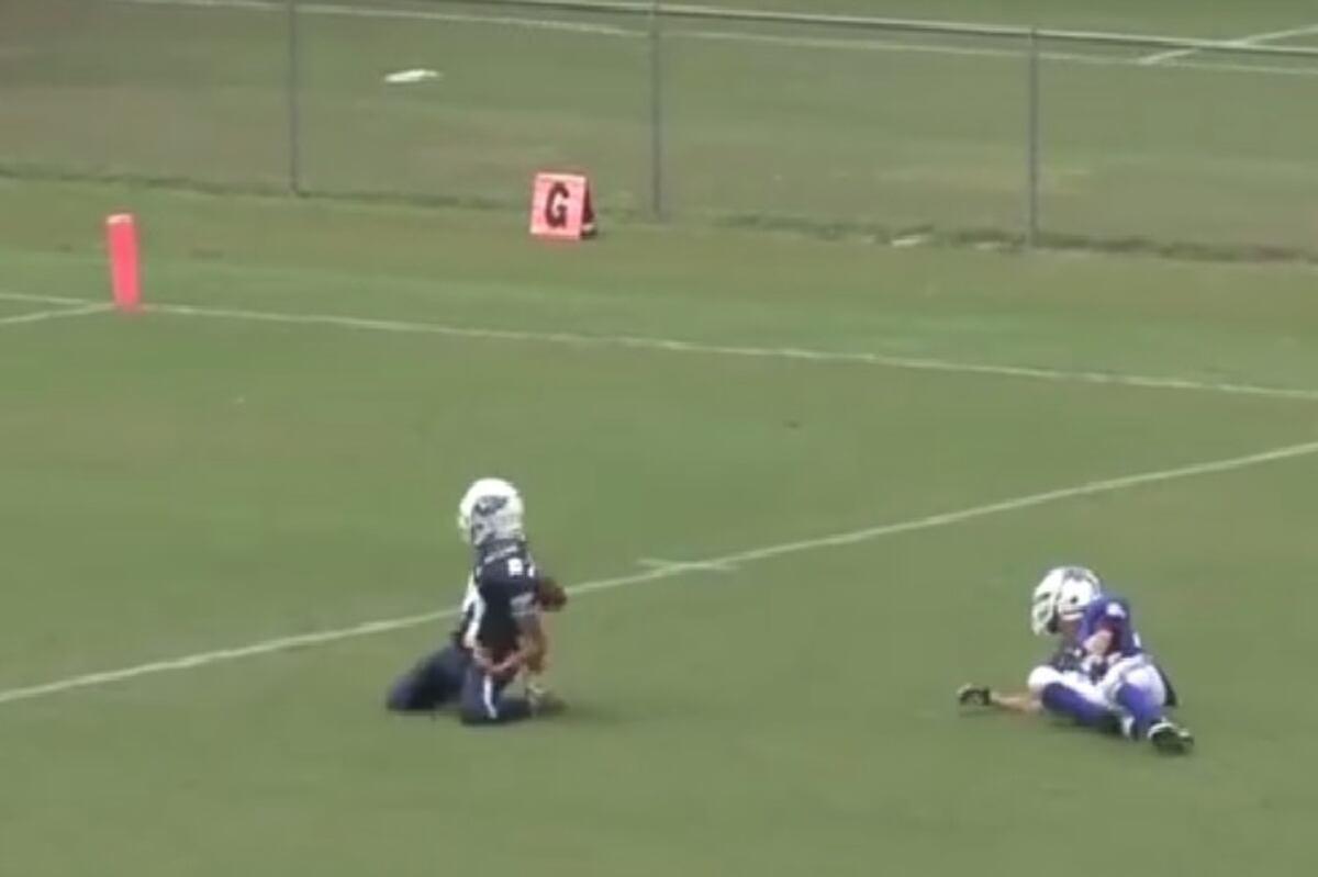 Youth Football Wide Receiver Makes Catch After Juggling Ball Behind ...