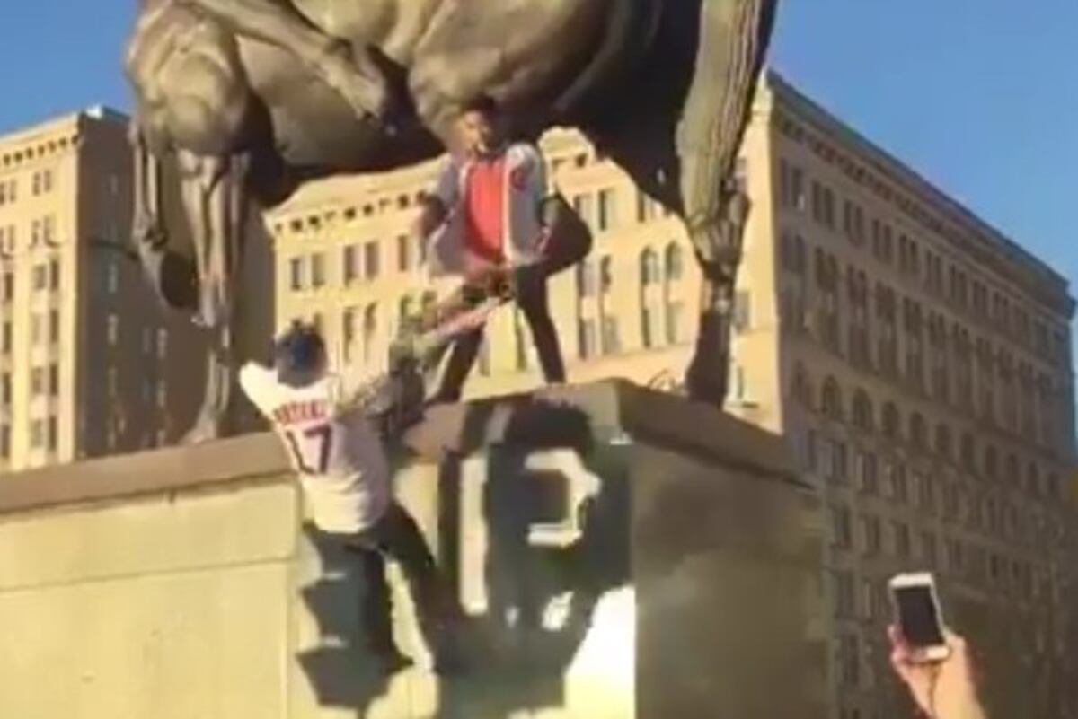 Chicago Cubs Fan Does Successful Trust Fall off 18-Foot Statue at ...