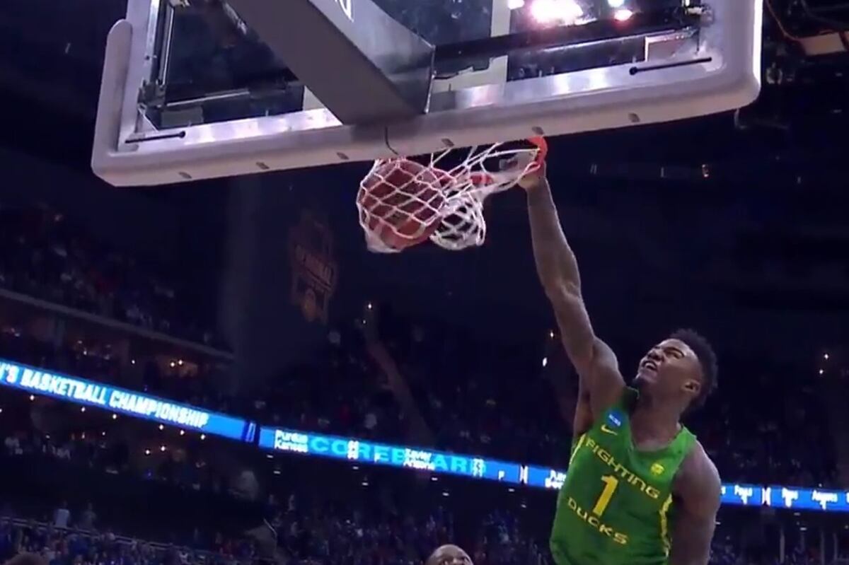 Oregon Big Man Jordan Bell Flushes Dunk, Swats Kansas Layup in Elite ...