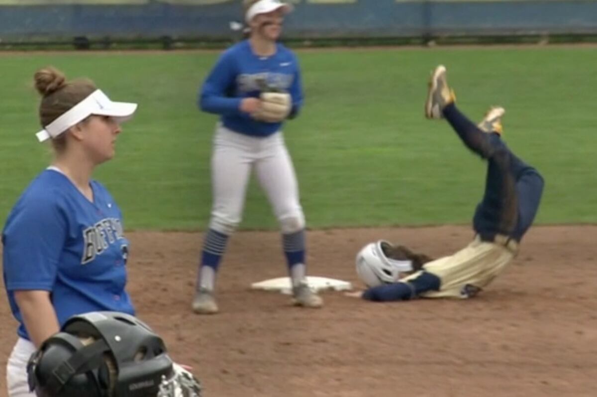 Akron Zips Softball Player Face-Plants While Diving into 2nd Base ...