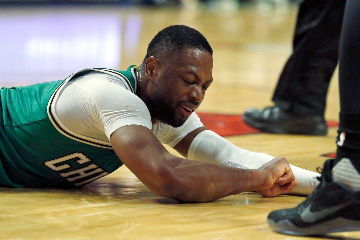 Dwyane Wade May Return from Elbow Injury Before End of Bulls' Regular ...
