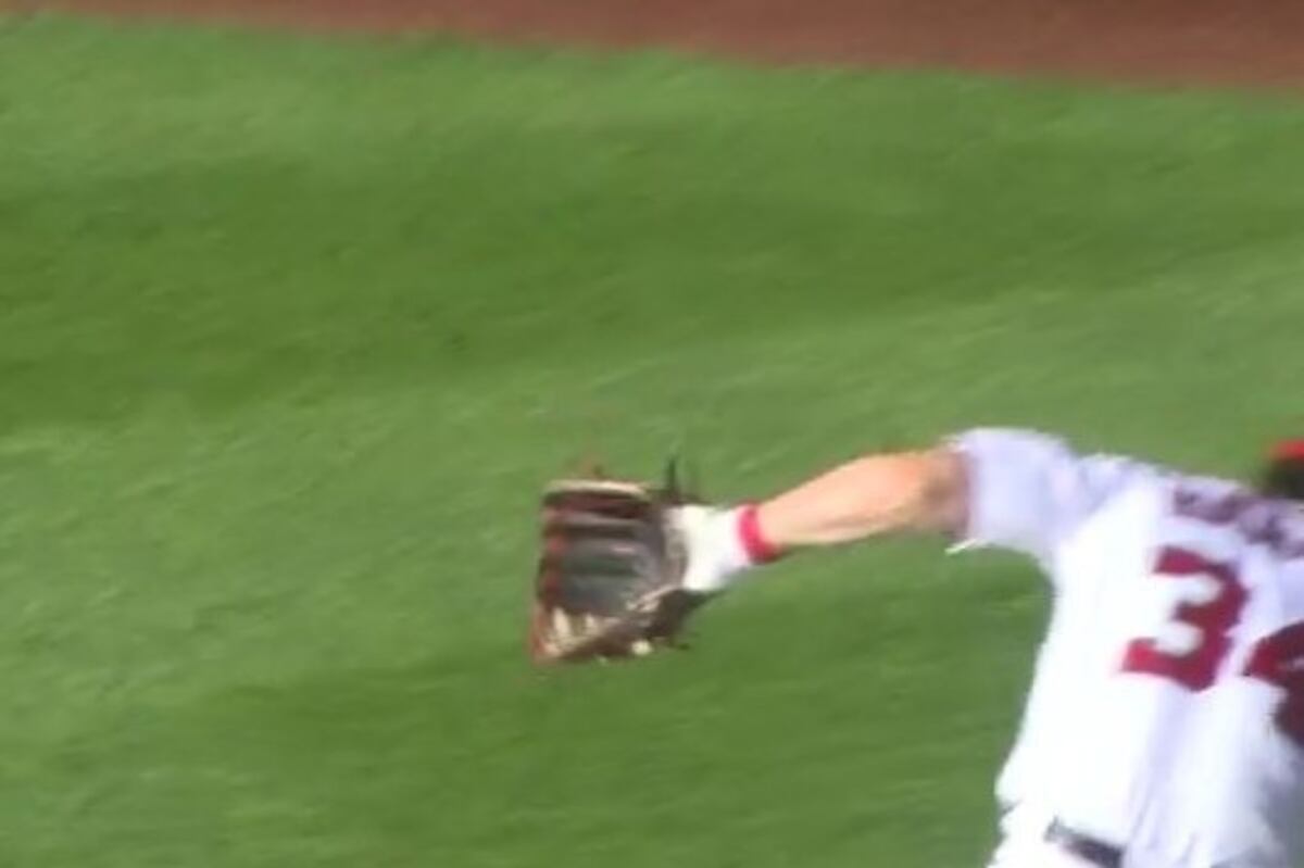 Bryce Harper Fights Off the Sun, Makes No-Look Catch in RF vs. Marlins ...