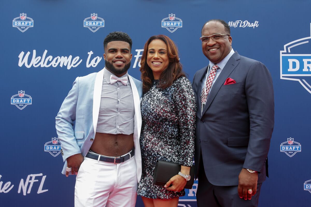 Ezekiel Elliott's Mom Responds to Tweet Questioning How He Afforded Car ...