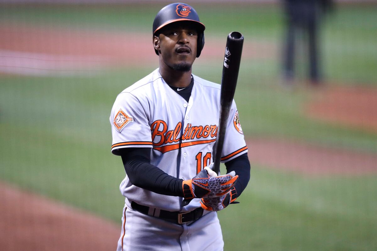 Adam Jones Given Standing Ovation by Red Sox Crowd Before 1st AB | News ...