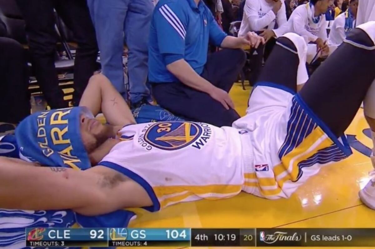 Internet Reacts to Stephen Curry Taking Sideline Nap in 4th Quarter of ...
