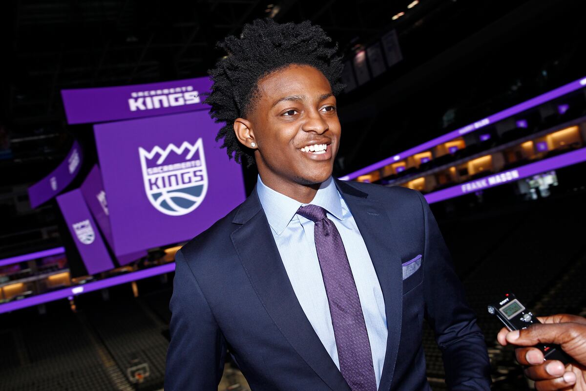 De'Aaron Fox Agrees to Rookie Contract with Sacramento Kings | News ...