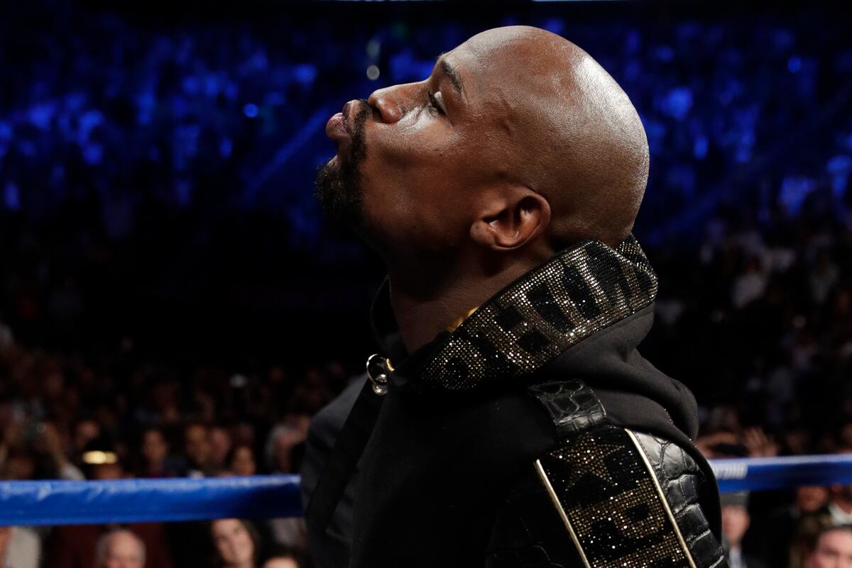 Floyd Mayweather Enters Conor McGregor Fight Wearing Ski Mask | News ...