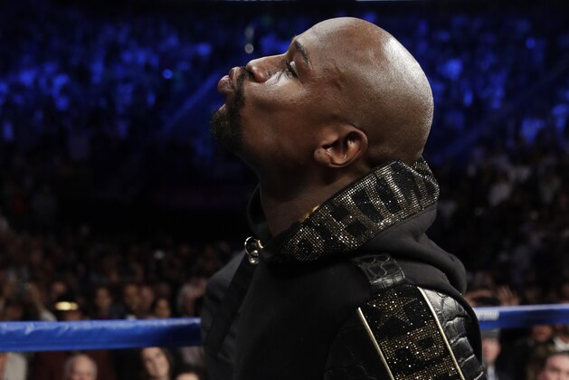 Floyd Mayweather Enters Conor McGregor Fight Wearing Ski Mask