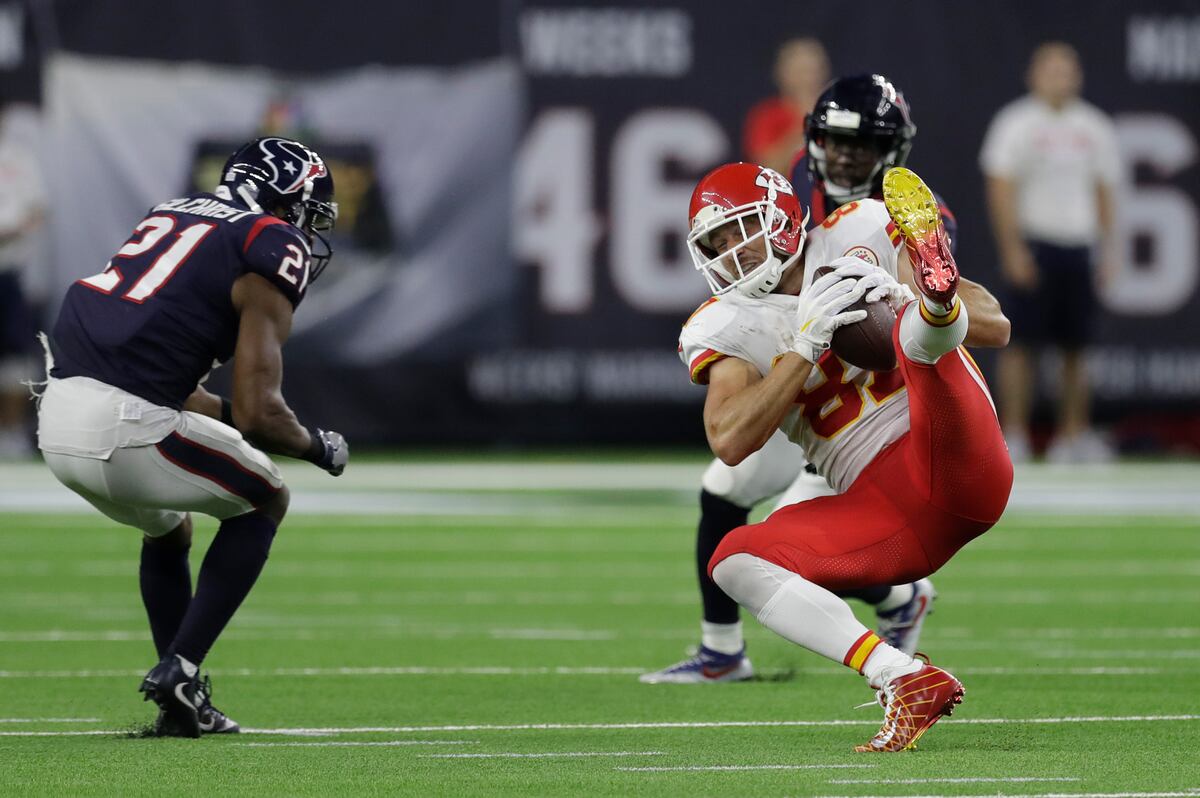 Travis Kelce Suffers Concussion During Chiefs Win vs. Texans on SNF ...