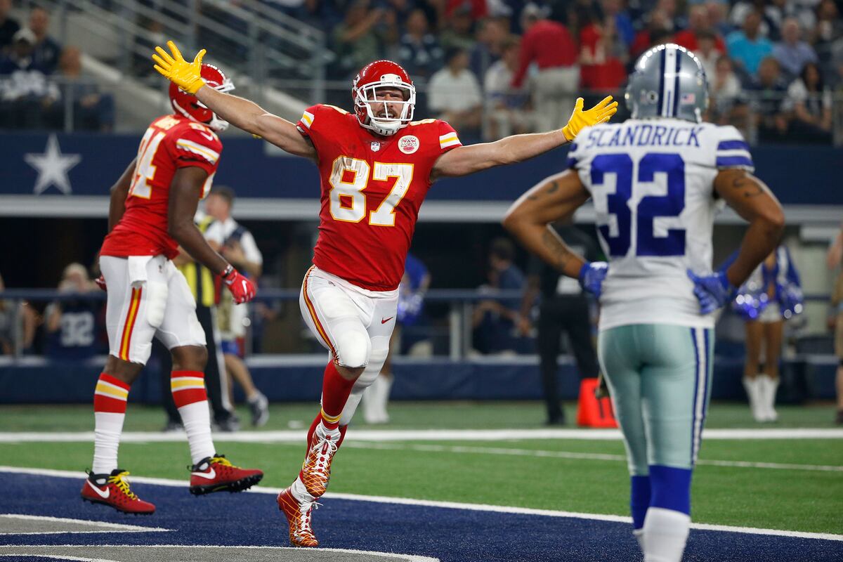 Travis Kelce Leads Chiefs Potato Sack Race Touchdown Celebration News travis-kelce-leads-chiefs-potato-sack-race-touchdown-celebration-news