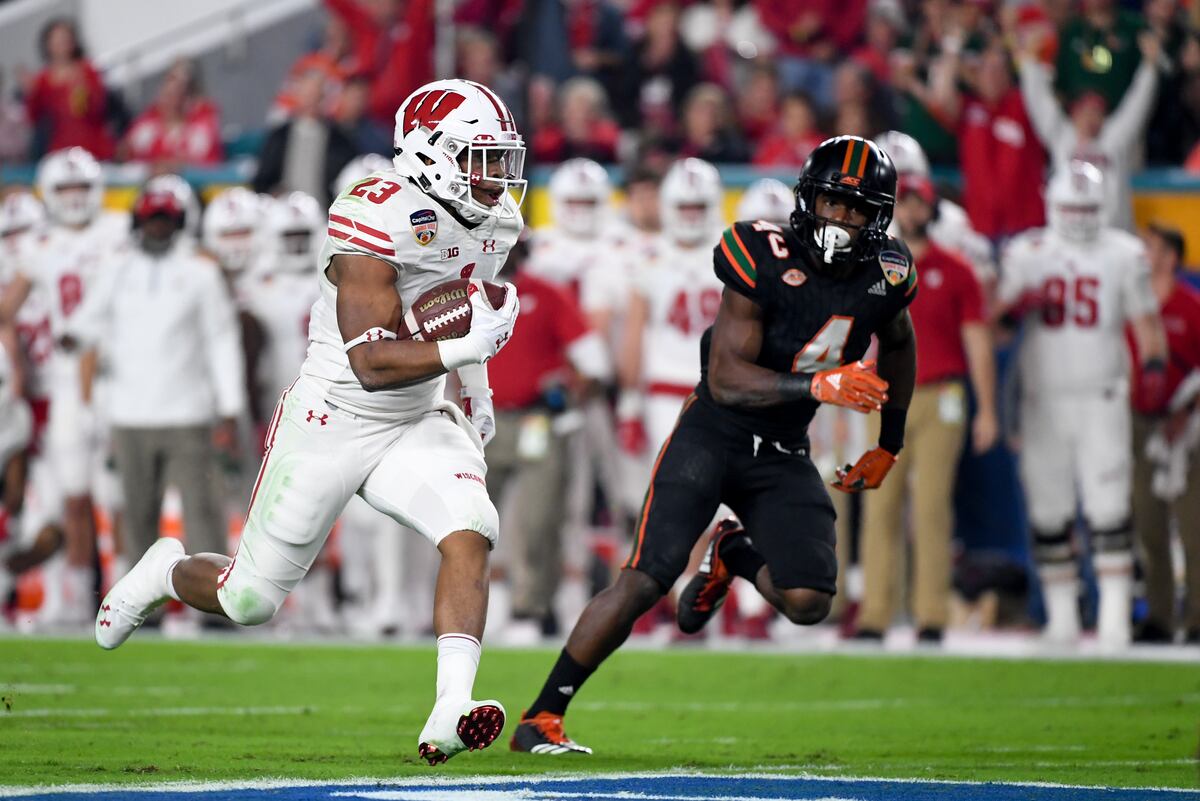 Wisconsin RB Jonathan Taylor Breaks Adrian Peterson's Freshman Rushing ...