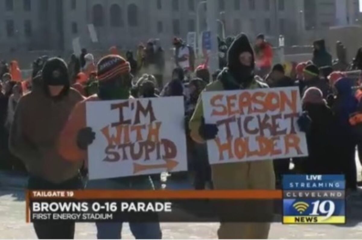 Browns Fans Attend Parade in Cleveland Following 0-16 Season | News ...