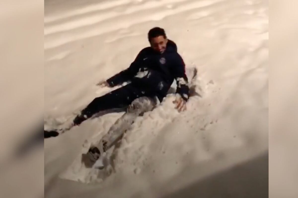 It Is Snowing in Paris and the Stars of PSG Are Loving It | News ...