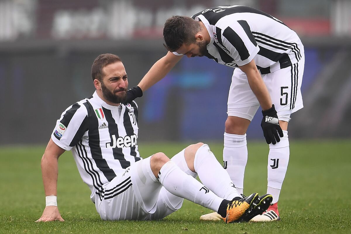 Juventus' Gonzalo Higuain Leaves Derby vs. Torino with Apparent Ankle ...