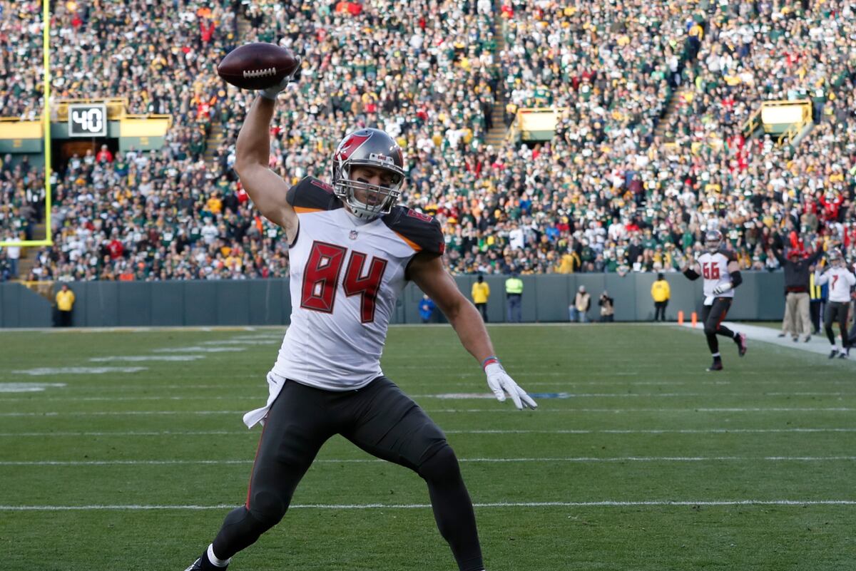 Report: Cameron Brate, Buccaneers Agree to 6-Year, $41 Million Contract ...