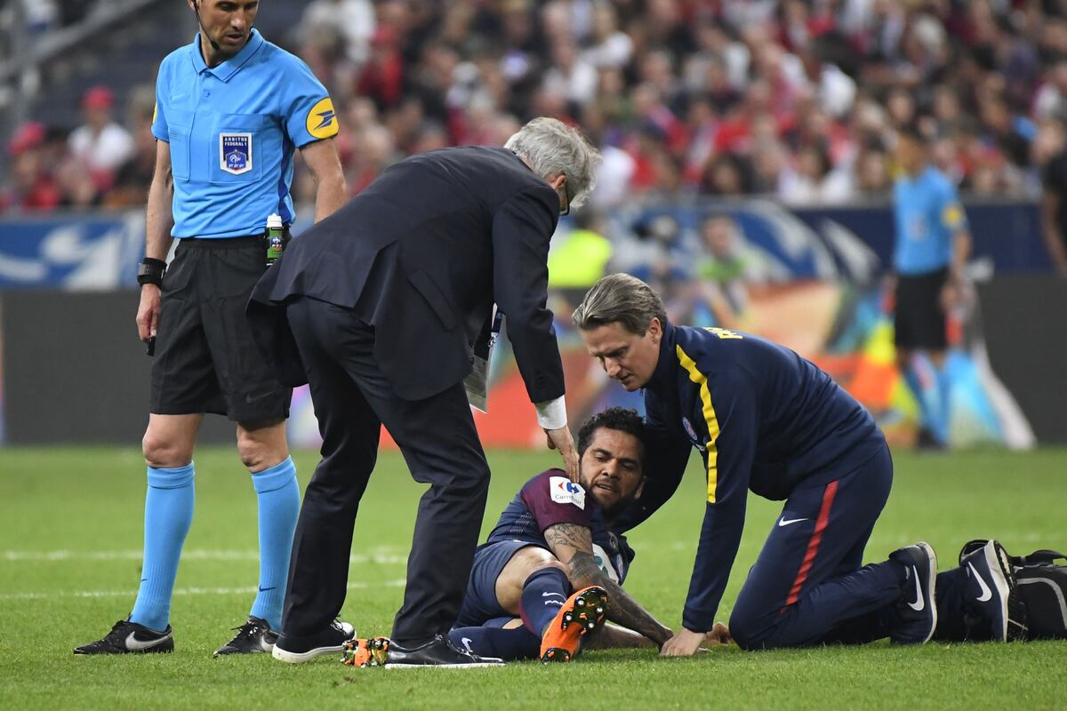 Dani Alves Out at Least 3 Weeks with Knee Injury, Could Be Fit for ...