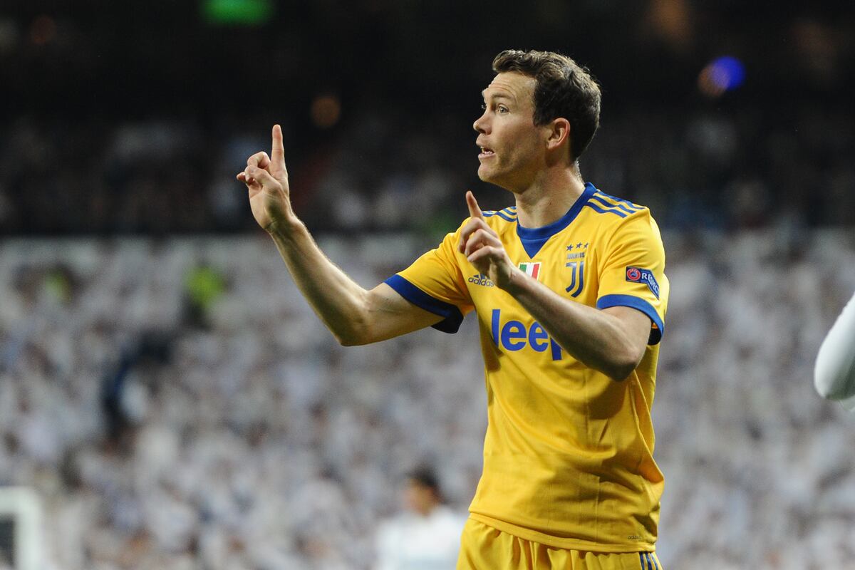 Stephan Lichtsteiner Completes Arsenal Transfer After End of Juventus ...