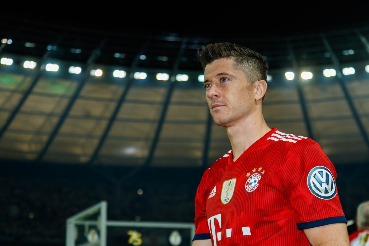 Manchester United Will Reportedly Demand Robert Lewandowski for Anthony ...