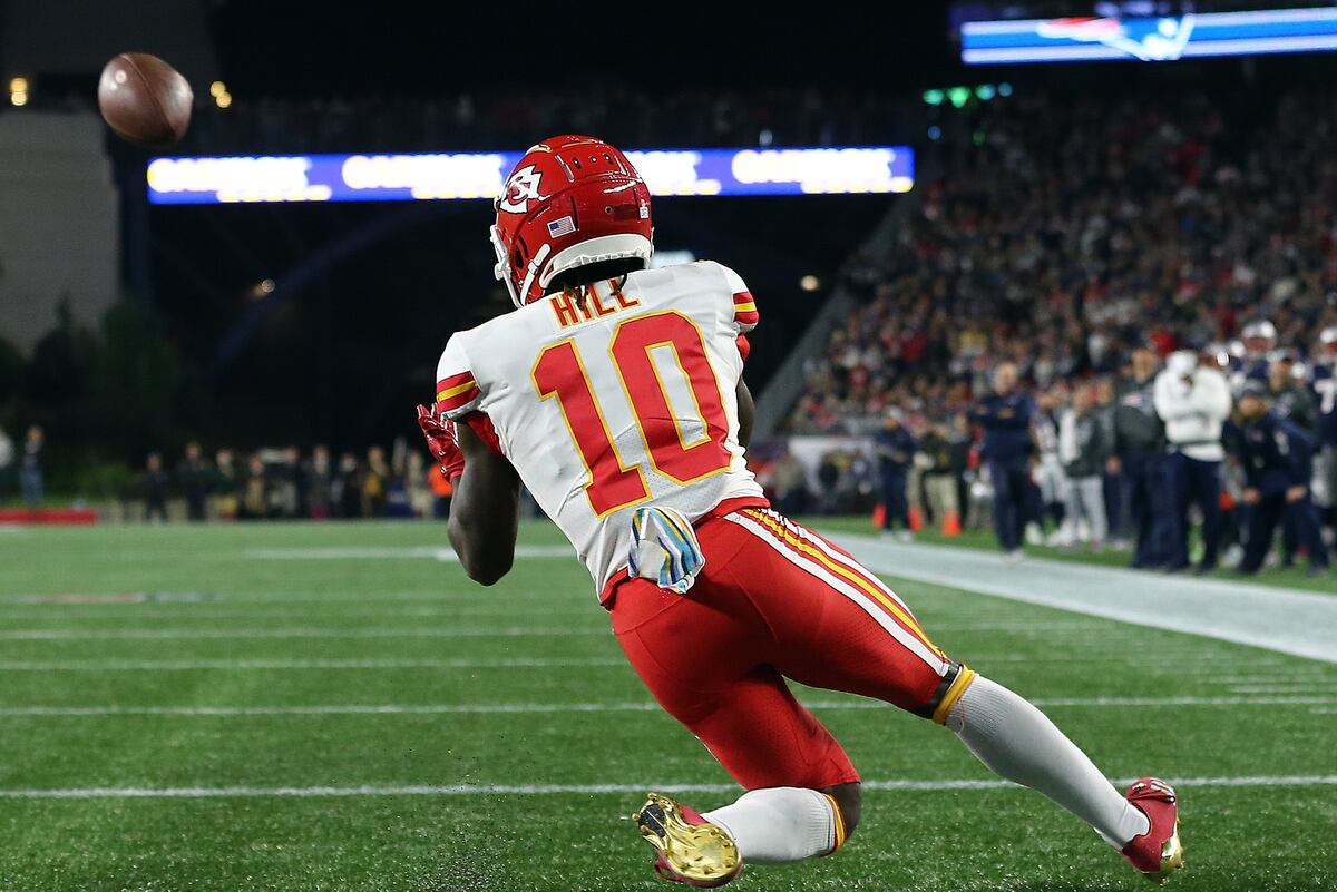 Patriots Ban Fan Who Threw Beer on Tyreek Hill, Give Information to Authorities | News, Scores ...