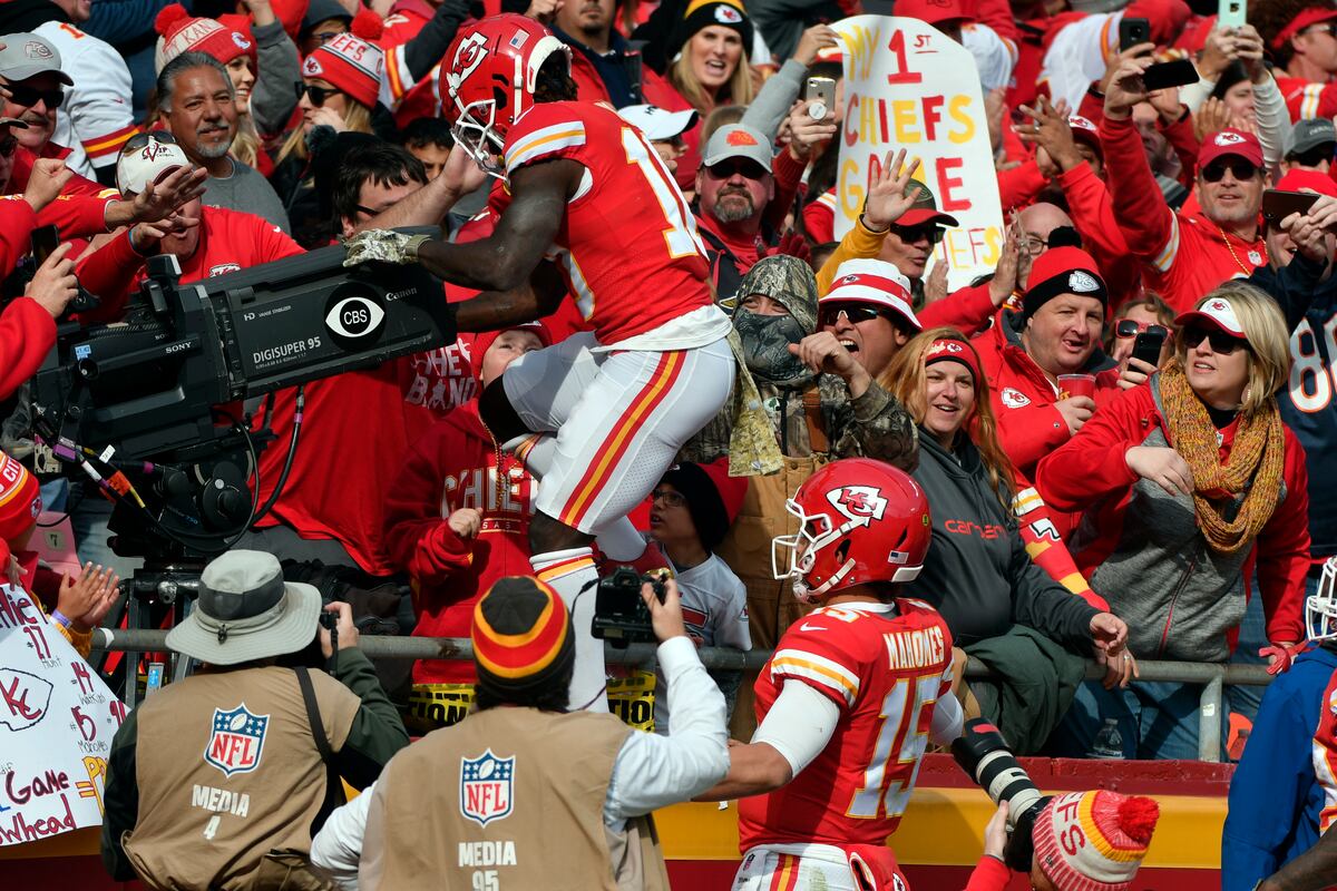 Video: Tyreek Hill Operates TV Camera During TD Celebration vs ...