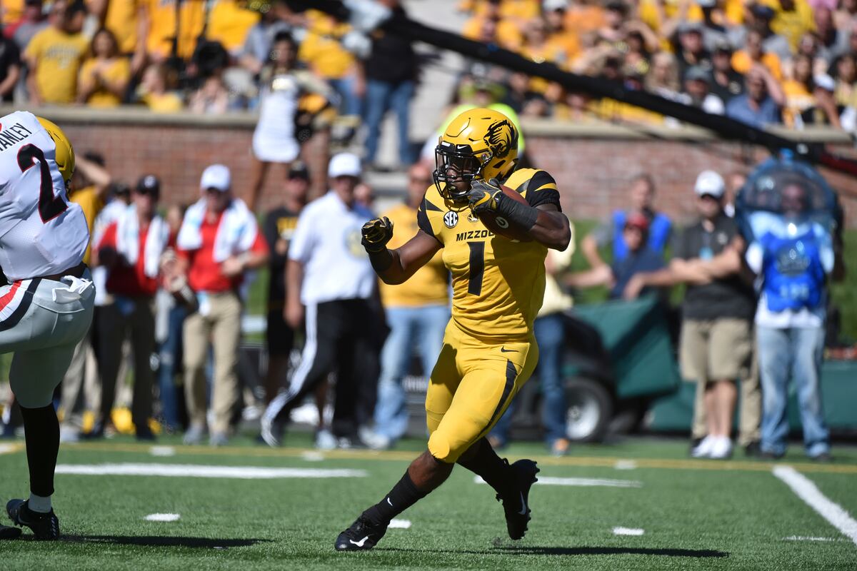 Missouri's Tyler Badie Almost Loses His Pants After Making Catch vs ...