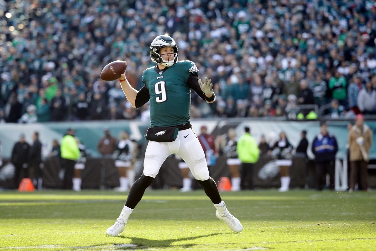 Nick Foles Named Eagles' Starting QB for Week 17 with Carson Wentz ...