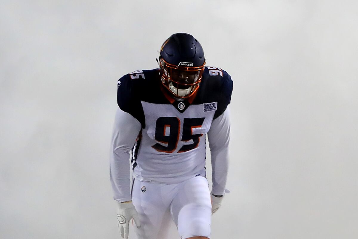 Apollos LB Ryan Davis Sr. Carted Off on Stretcher After Injury During ...