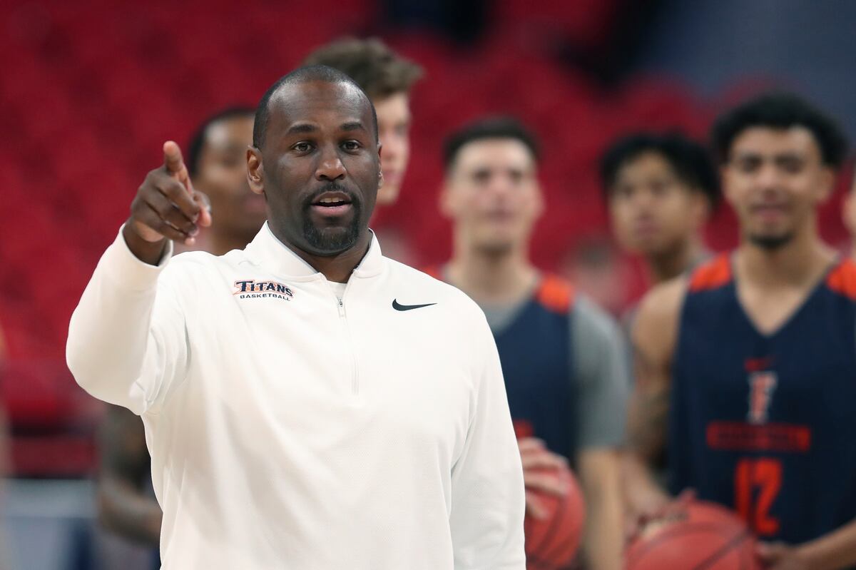 Watch Cal State Fullerton Manager Sammy Jones Check In, Sink Layup vs. Cal Poly | News, Scores ...