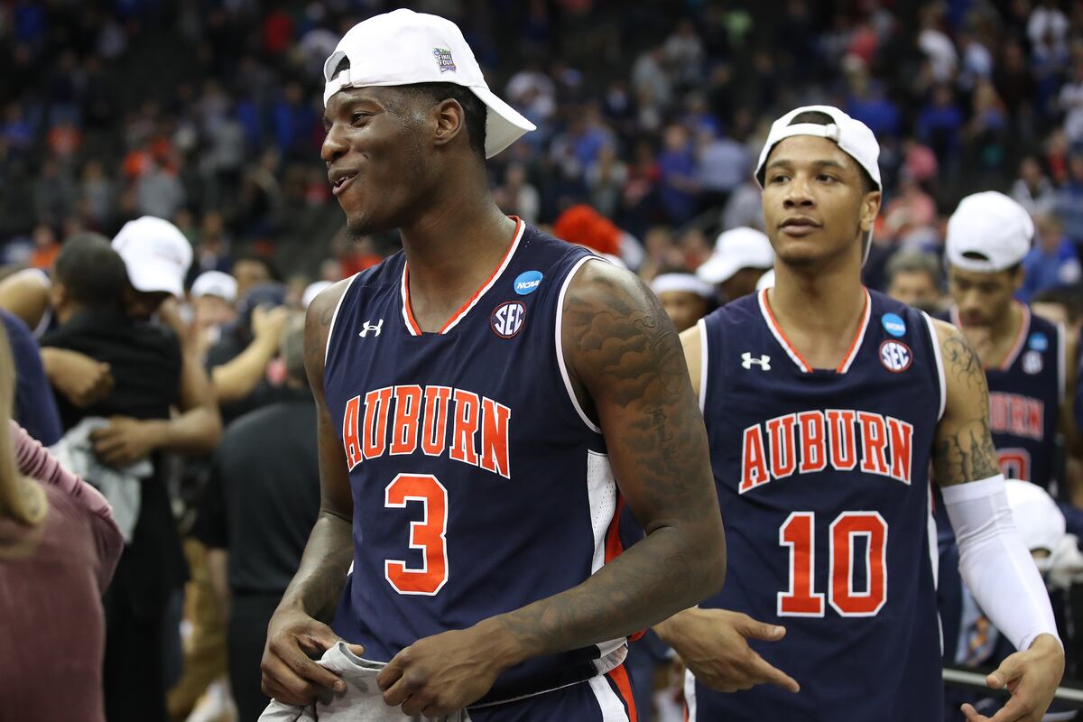 Video: Auburn Fans Swarm Toomer's Corner After Making 1st-Ever Men's ...