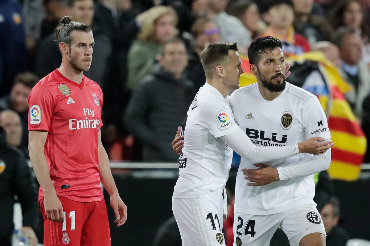 Ezequiel Garay's Goal Leads Valencia to 2-1 Win over Real Madrid in La ...