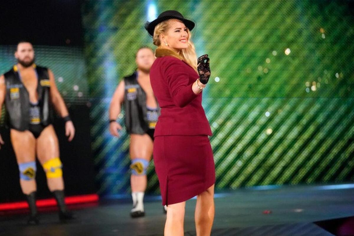 Watch Lacey Evans Punch Becky Lynch in the Face in Brutal Attack on WWE ...