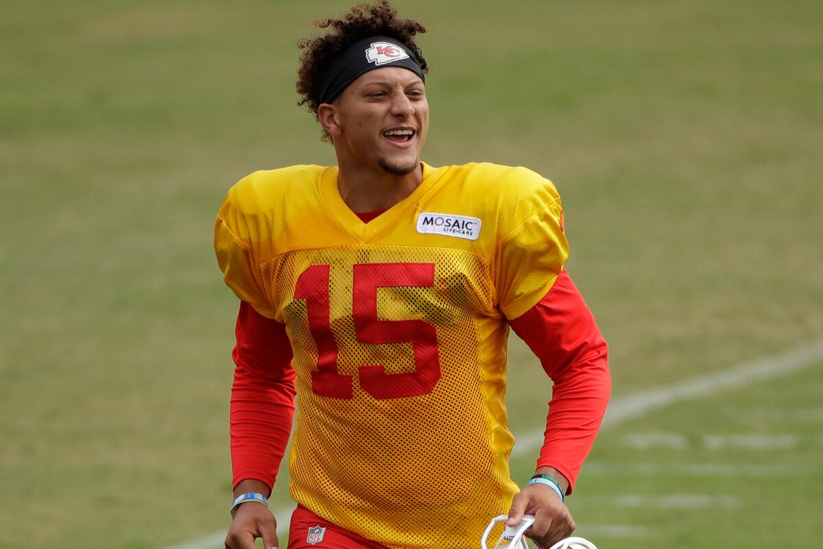 Chiefs' Patrick Mahomes' New Cereal 'Magic Crunch' Selling for $33 a ...