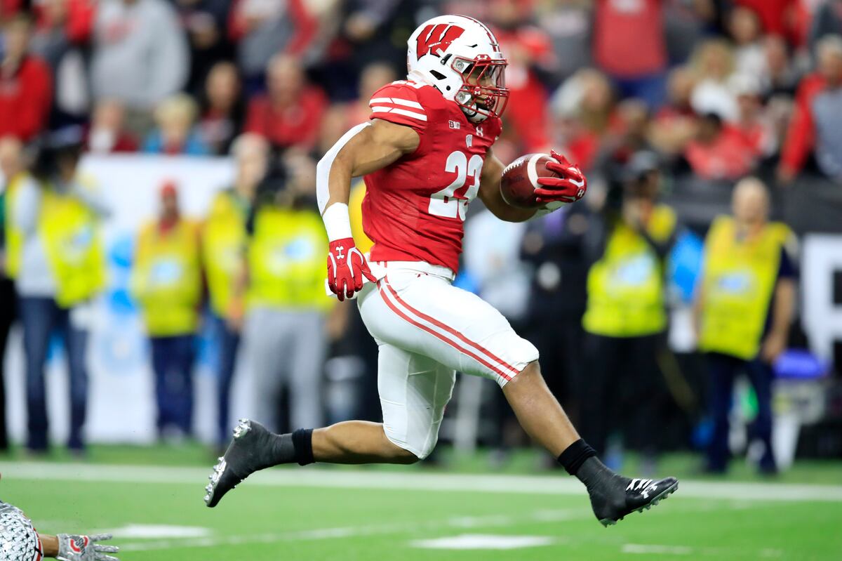 Wisconsin's Jonathan Taylor Wins 2019 Doak Walker Award as Nation's ...