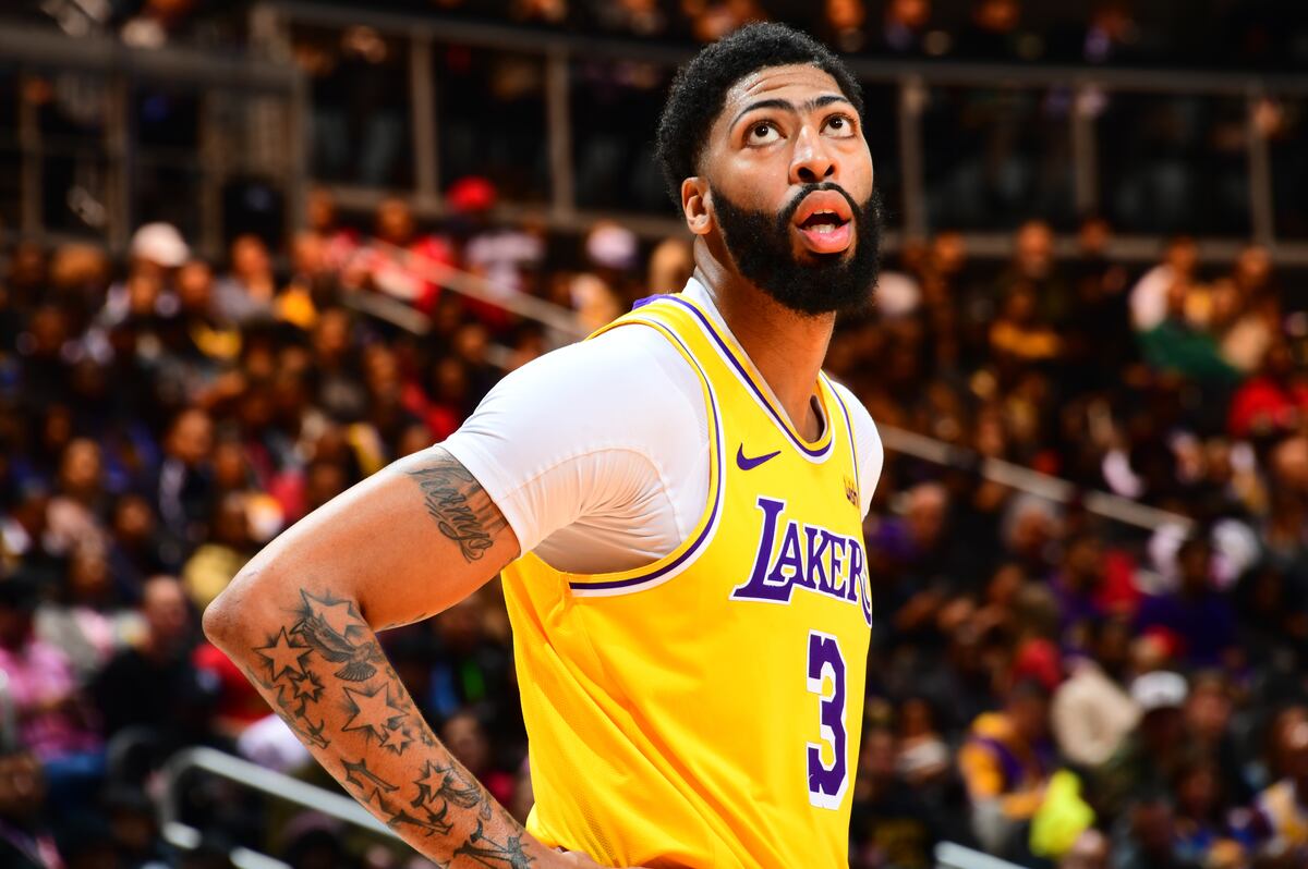 Lakers' Anthony Davis Suffers Back Injury vs. Knicks; X-Rays Negative ...