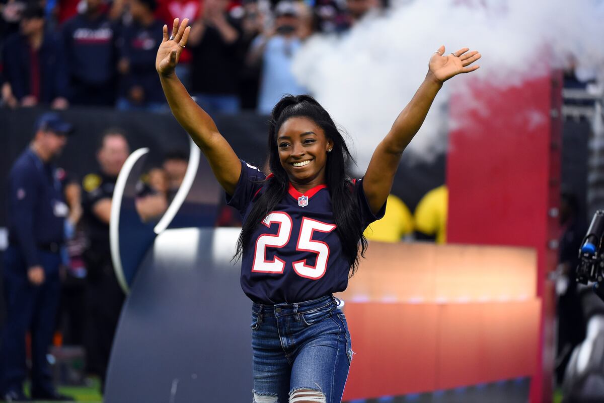 Olympian Simone Biles Does 'Handstand Challenge' in Twitter Video ...