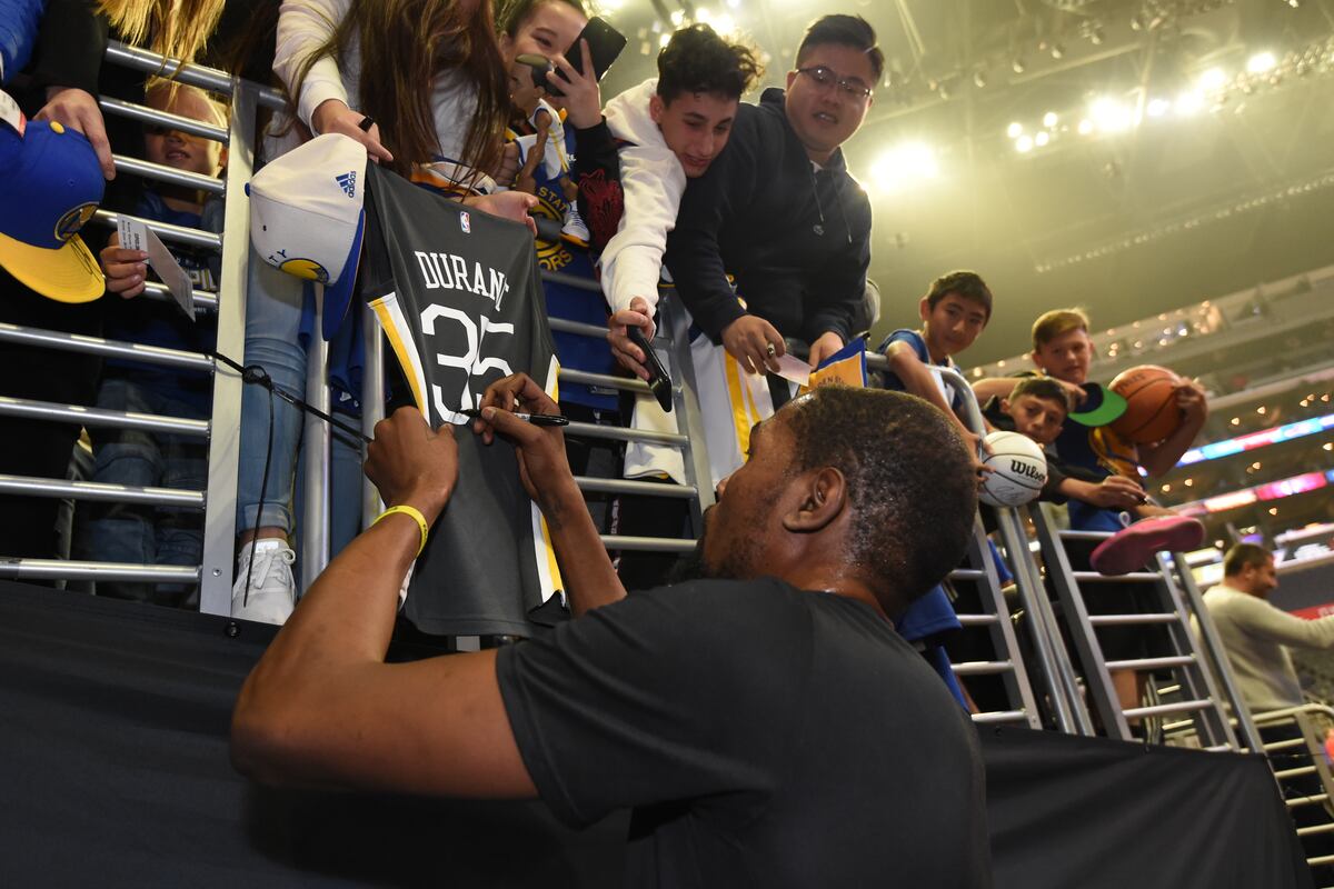 Fan Talks to Kevin Durant on IG Live Video After GF Sets Up Graduation ...