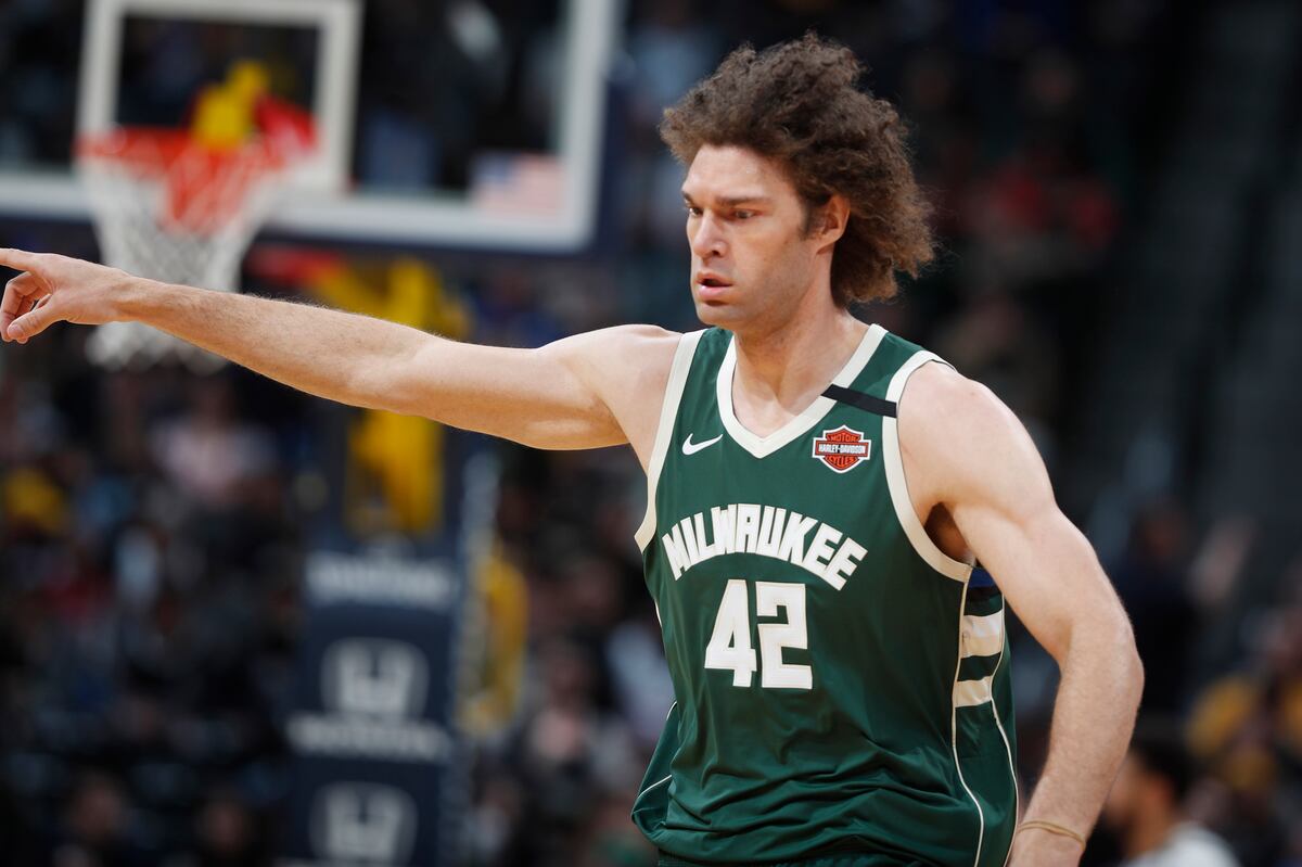 Robin Lopez Reportedly Declines $5M Bucks Contract Option, Will Become ...