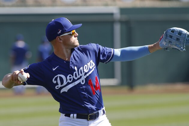 Dodgers' Kike Hernandez Wears Fake Pregnant Belly in Baby Announcement