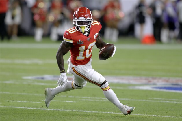 Chiefs' Tyreek Hill Leaves Practice After Suffering Hamstring Injury