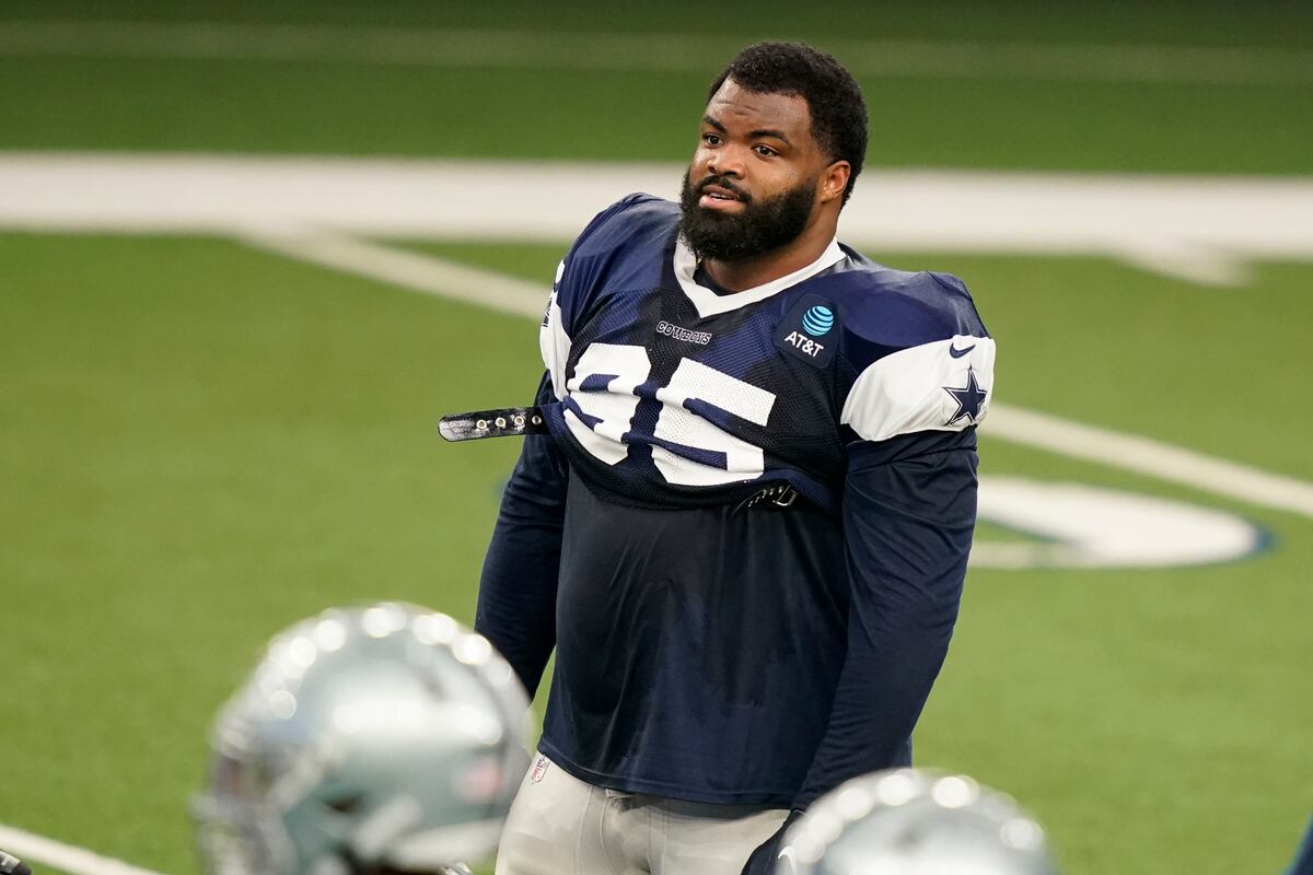 Dontari Poe Becomes 1st Cowboys Player to Kneel for National Anthem ...