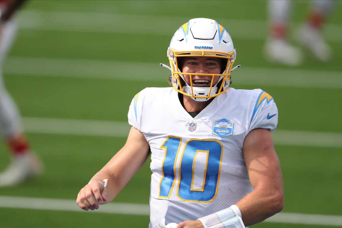 Report: Chargers' Justin Herbert Expected to Be OK After Hand Injury vs ...