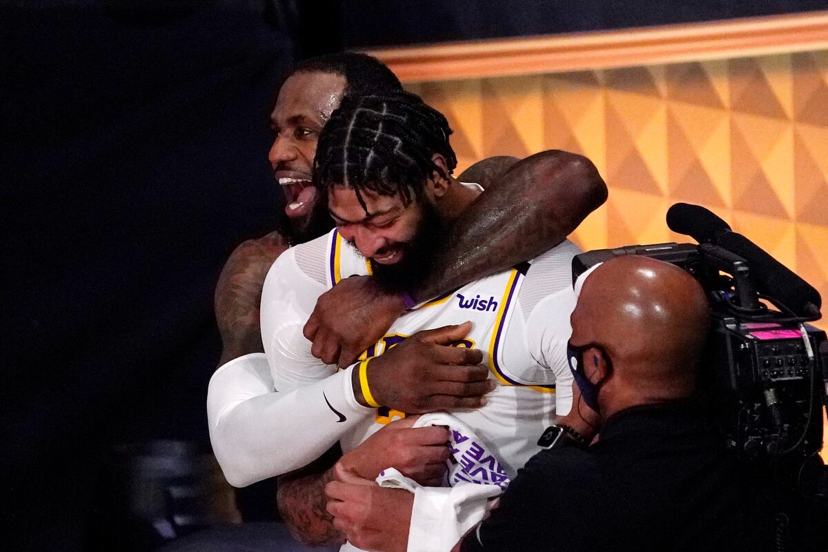 Triple H Sends WWE Championship Belt to LeBron James, Lakers After ...