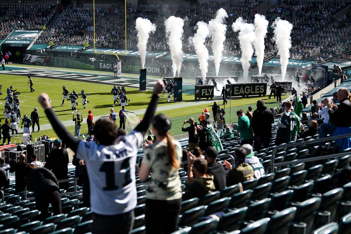 Eagles Fans Caught on Video Fistfighting During Loss to Ravens amid ...
