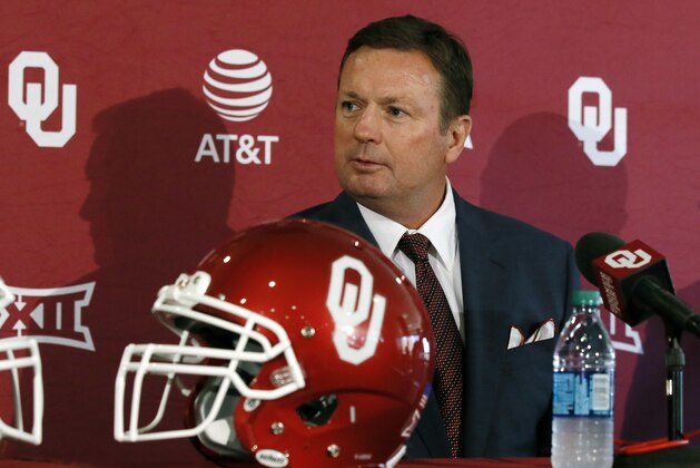 Bob Stoops, Carson Palmer, Tony Romo Headline 2021 CFB Hall of Fame Class