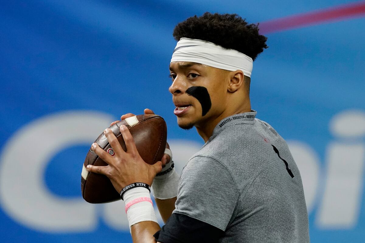 Video: Justin Fields Runs 4.41-Second 40-Yard Dash, Aiming for 4.3s by ...